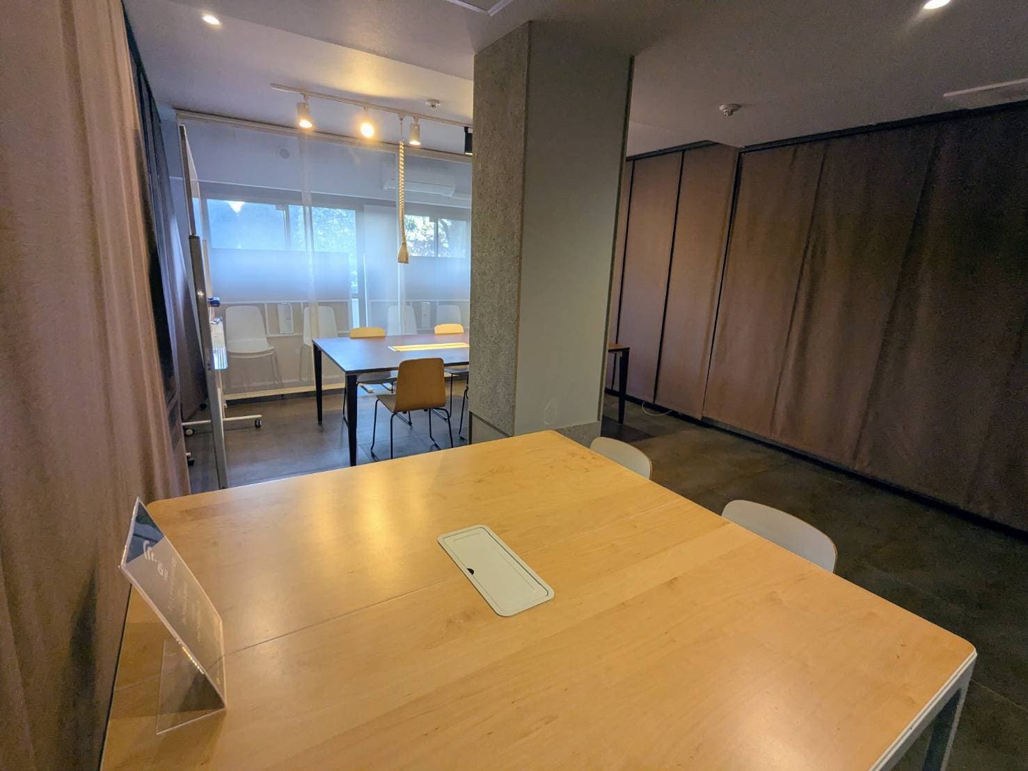 五橋駅からすぐ！【104会議室】Wi-fi完備／ホワイトボード／飲食OK／ 打ち合わせや作業、少人数でのMTGに便利な貸し会議室の写真4