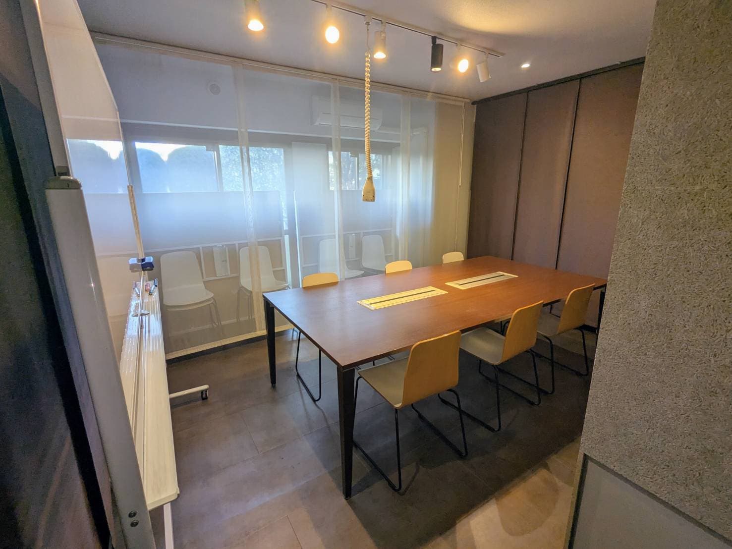 五橋駅からすぐ！【104会議室】Wi-fi完備／ホワイトボード／飲食OK／ 打ち合わせや作業、少人数でのMTGに便利な貸し会議室の写真2