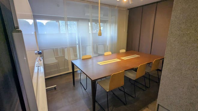 五橋駅からすぐ!【104会議室】Wi-fi完備/ホワイトボード/飲食OK/ 打ち合わせや作業、少人数でのMTGに便利な貸し会議室の写真2