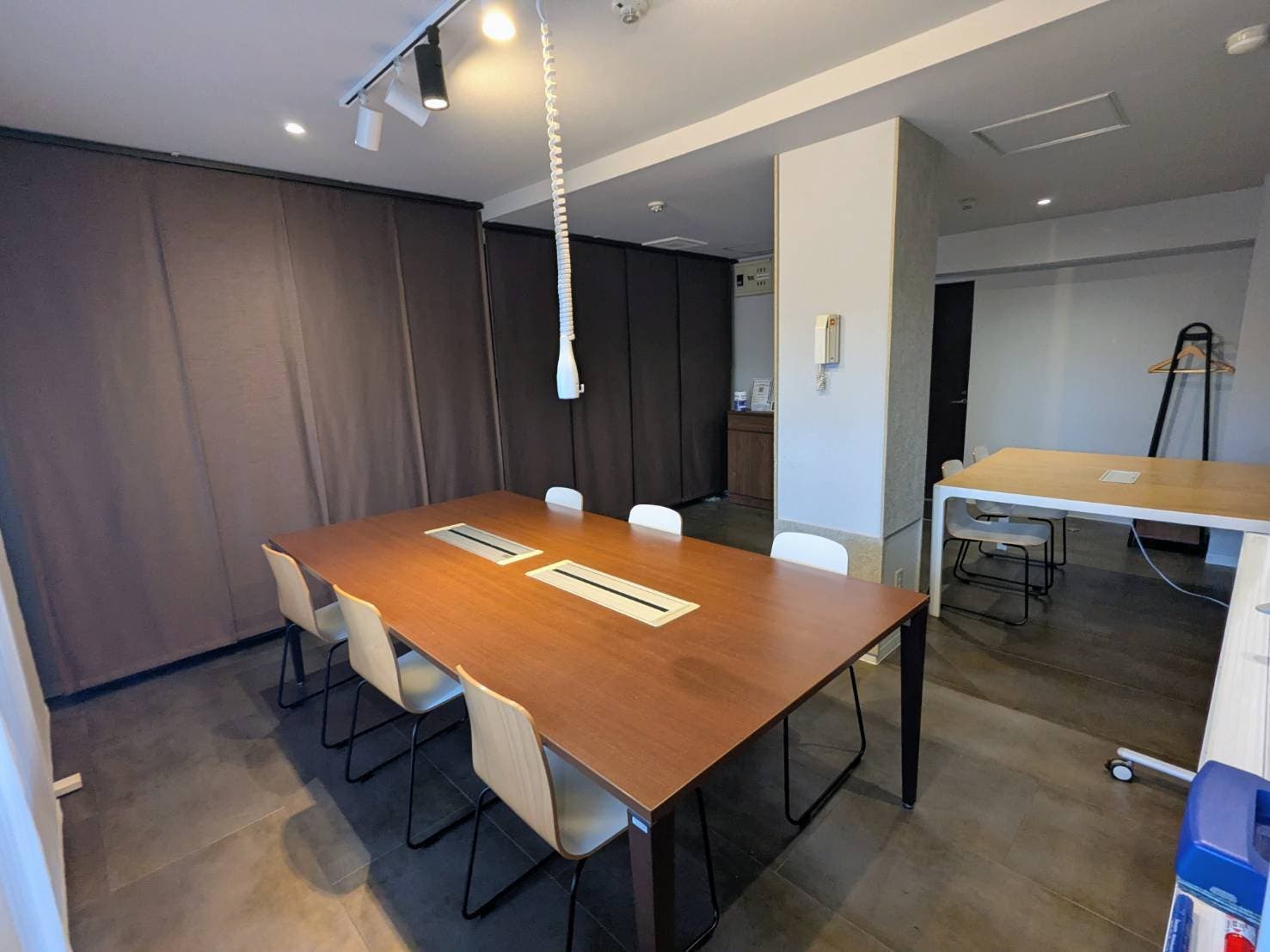 五橋駅からすぐ！【104会議室】Wi-fi完備／ホワイトボード／飲食OK／ 打ち合わせや作業、少人数でのMTGに便利な貸し会議室の写真3