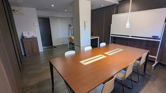 五橋駅からすぐ!【104会議室】Wi-fi完備/ホワイトボード/飲食OK/ 打ち合わせや作業、少人数でのMTGに便利な貸し会議室の写真1