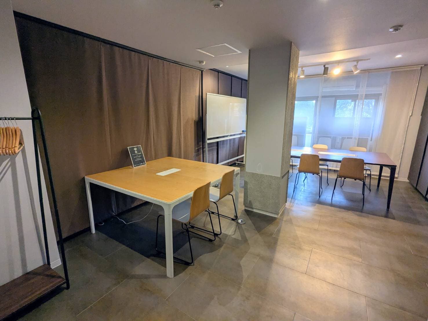 五橋駅からすぐ！【104会議室】Wi-fi完備／ホワイトボード／飲食OK／ 打ち合わせや作業、少人数でのMTGに便利な貸し会議室の写真6
