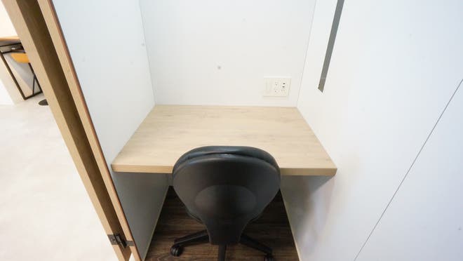 <Q-Works FUKUMA WEB会議席1>JR福間駅直結のシェアオフィス✨完全個室🚪Wi-Fi📶電源🔌の写真1