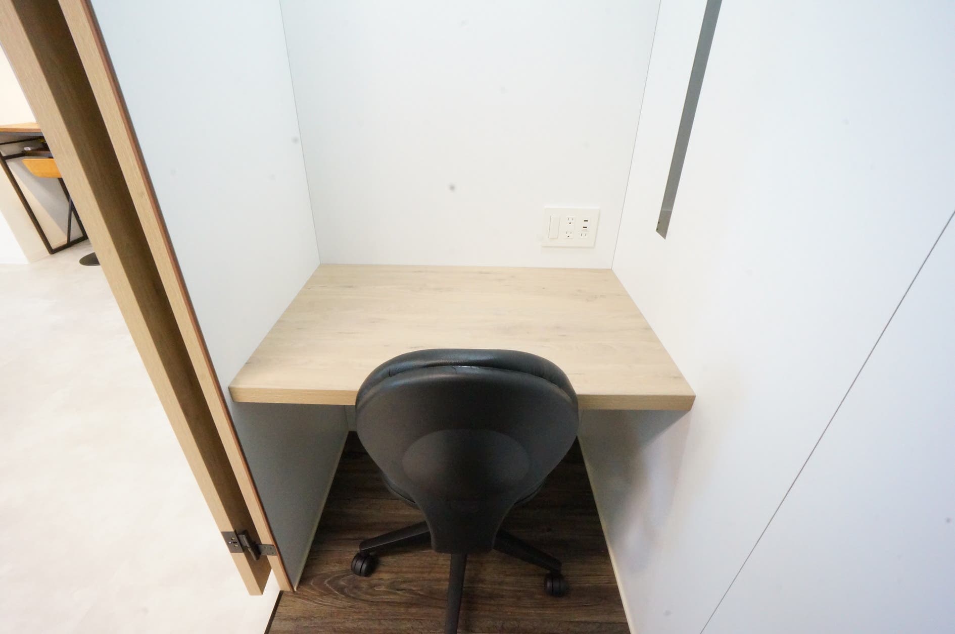 ＜Q-Works FUKUMA WEB会議席2＞JR福間駅直結のシェアオフィス✨完全個室🚪Wi-Fi📶電源🔌の写真1