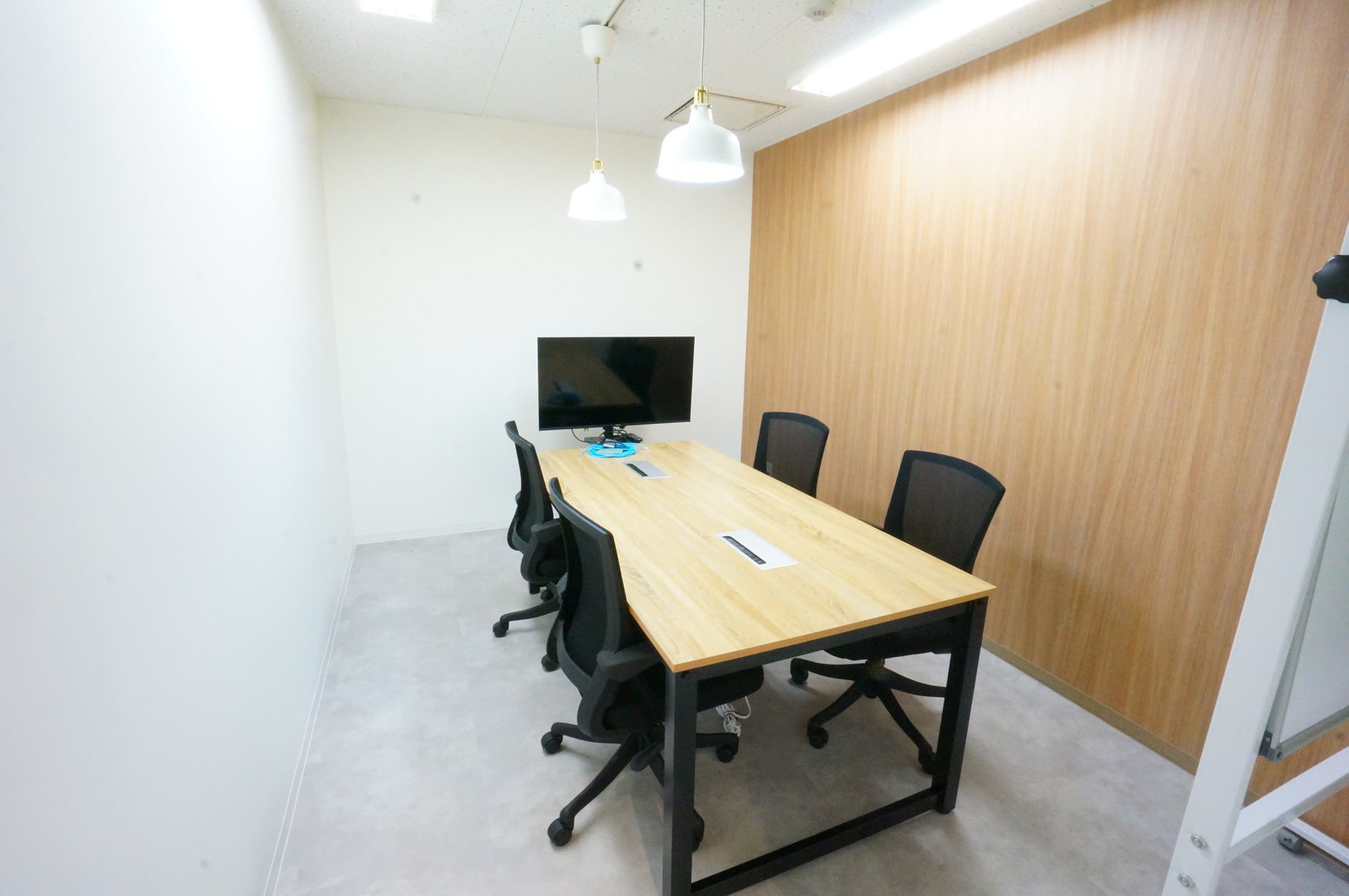 ＜Q-Works FUKUMA 会議室1（最大4名室）＞JR福間駅直結のシェアオフィス✨完全個室🚪Wi-Fi📶モニター🖥️の写真3