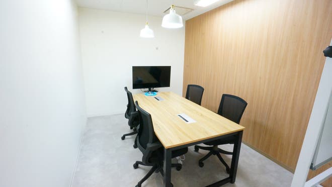 <Q-Works FUKUMA 会議室1(最大4名室)>JR福間駅直結のシェアオフィス✨完全個室🚪Wi-Fi📶モニター🖥️の写真3