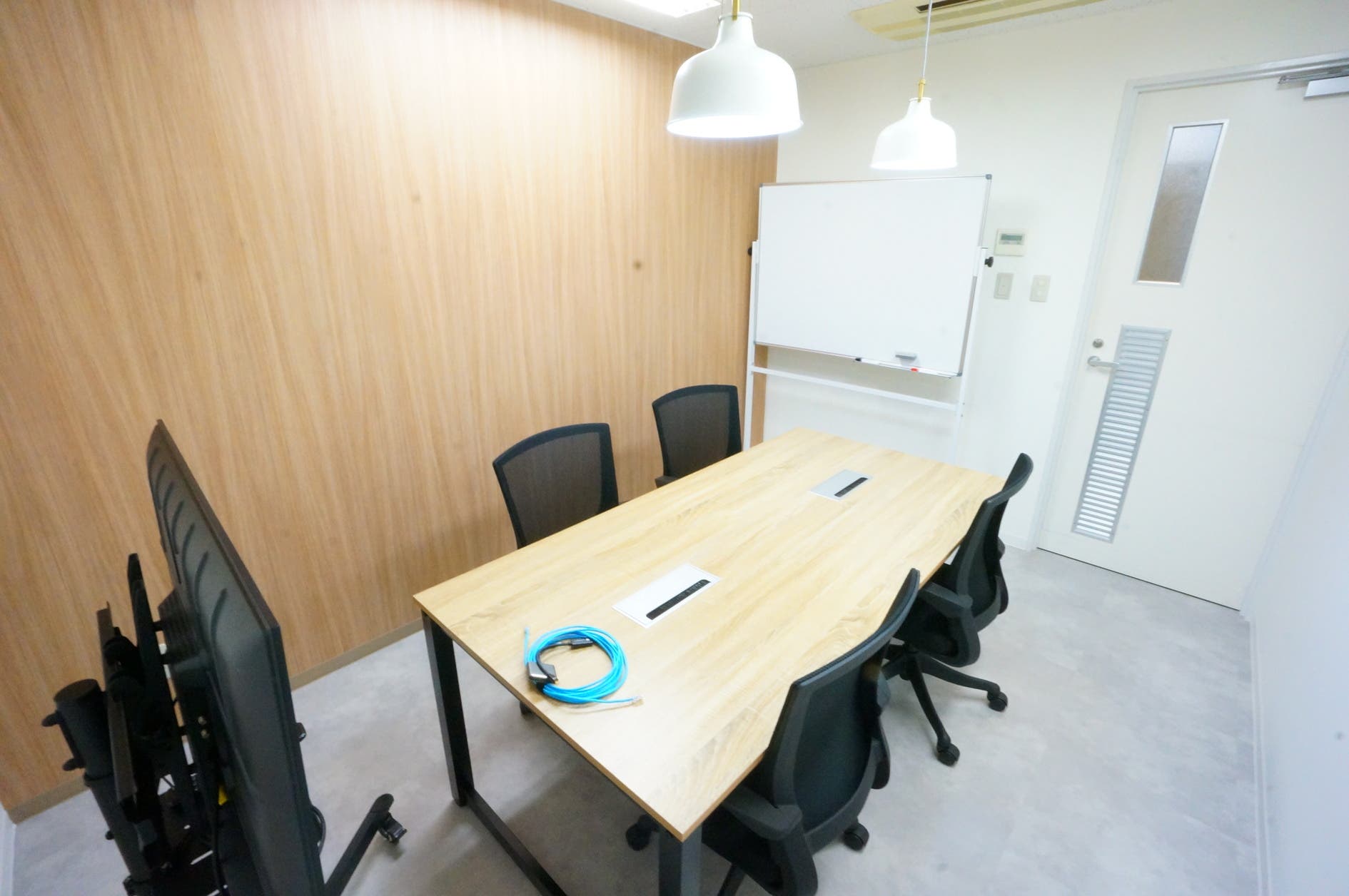 ＜Q-Works FUKUMA 会議室1（最大4名室）＞JR福間駅直結のシェアオフィス✨完全個室🚪Wi-Fi📶モニター🖥️の写真1