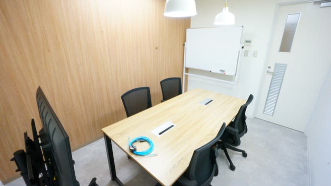 <Q-Works FUKUMA 会議室1(最大4名室)>JR福間駅直結のシェアオフィス✨完全個室🚪Wi-Fi📶モニター🖥️の写真1