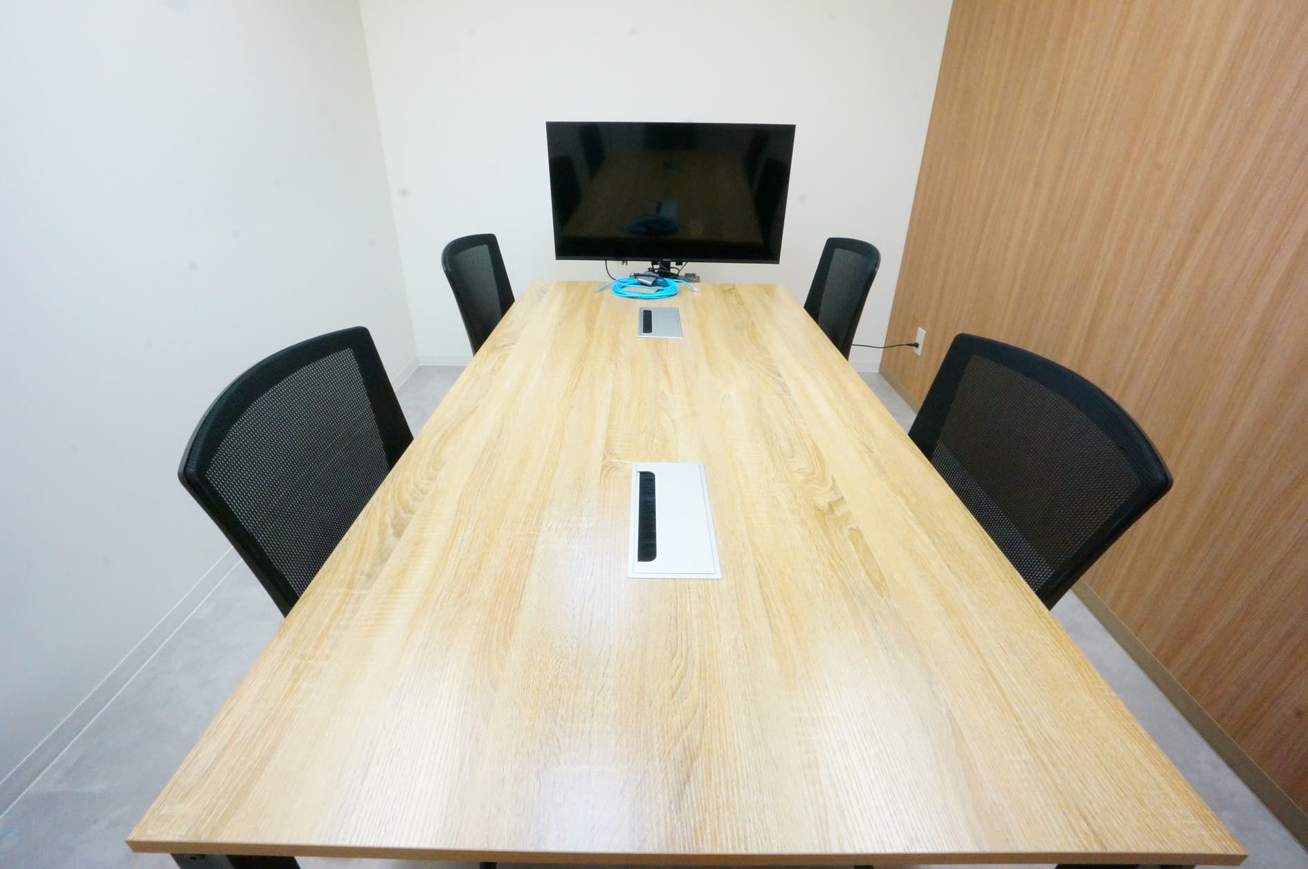 ＜Q-Works FUKUMA 会議室1（最大4名室）＞JR福間駅直結のシェアオフィス✨完全個室🚪Wi-Fi📶モニター🖥️の写真2