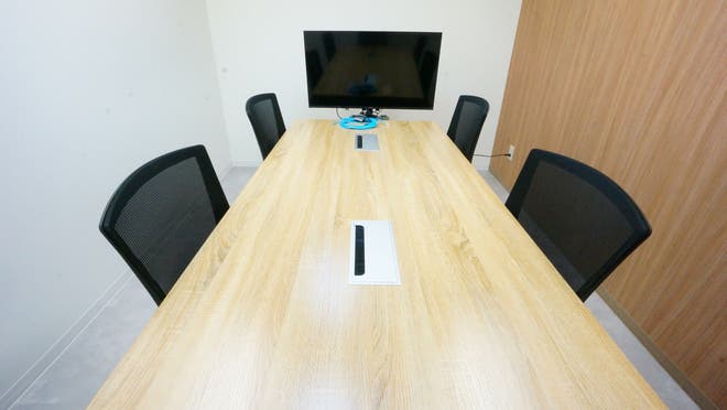 <Q-Works FUKUMA 会議室1(最大4名室)>JR福間駅直結のシェアオフィス✨完全個室🚪Wi-Fi📶モニター🖥️の写真2