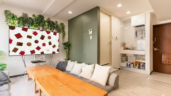 渋谷駅徒歩6分🚶♀️白×木目の大人おしゃれスぺース🌿女子会・推し活・誕生日会・映画鑑賞✨65型TV◎ゲーム🎮歓送迎会🍷の写真1