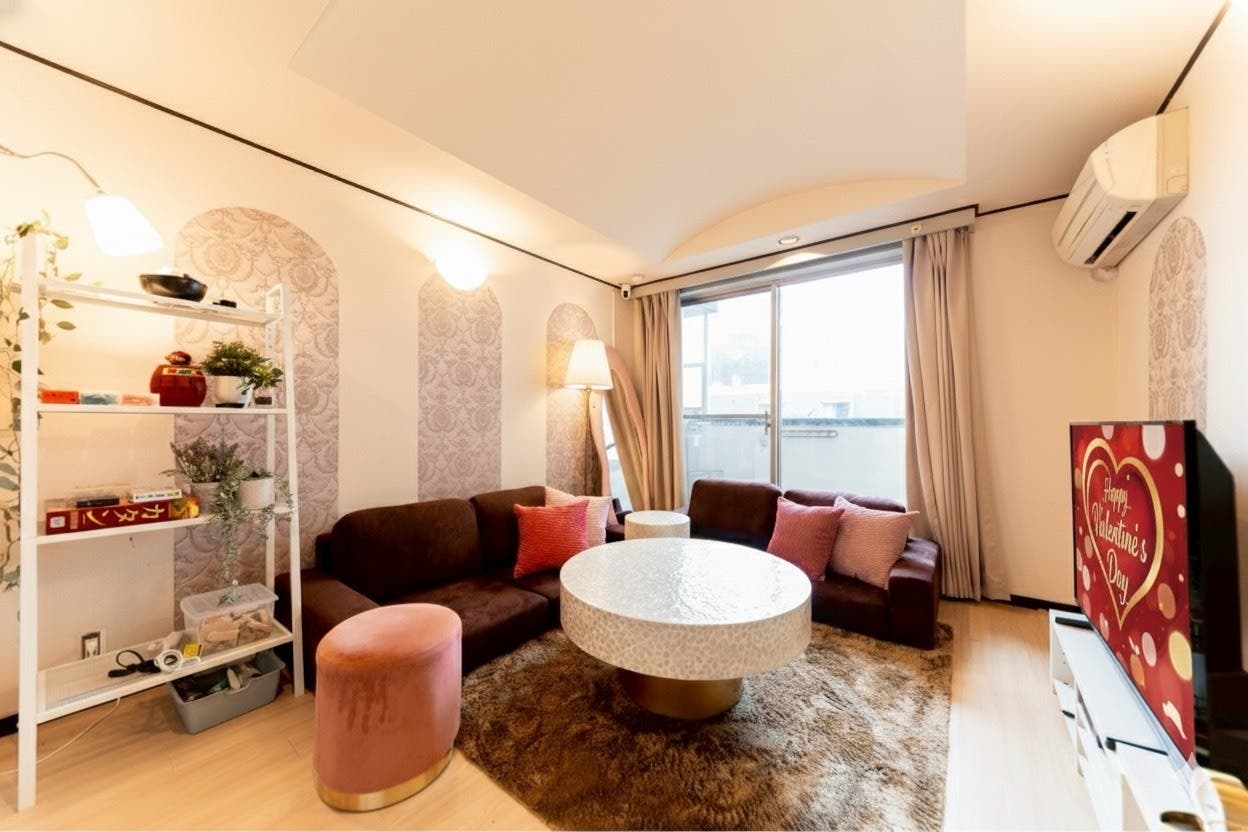 【要町4分/池袋9分】女子会・推し活に最適🎀大人かわいいラウンジ空間｜白壁で撮影🌟55㌅TVで映画鑑賞🎥バレンタイン🍫の写真1