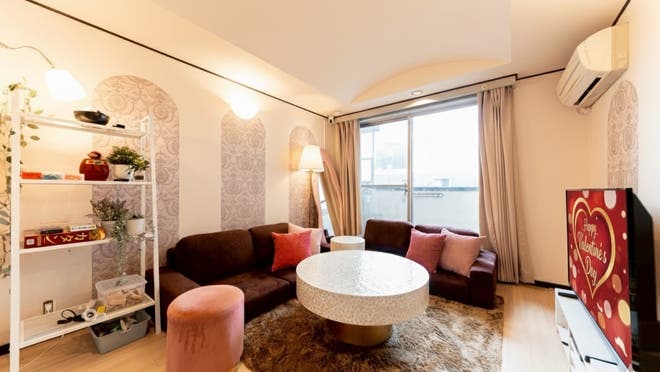 【要町4分/池袋9分】女子会・推し活に最適🎀大人かわいいラウンジ空間|白壁で撮影🌟55㌅TVで映画鑑賞🎥バレンタイン🍫の写真1