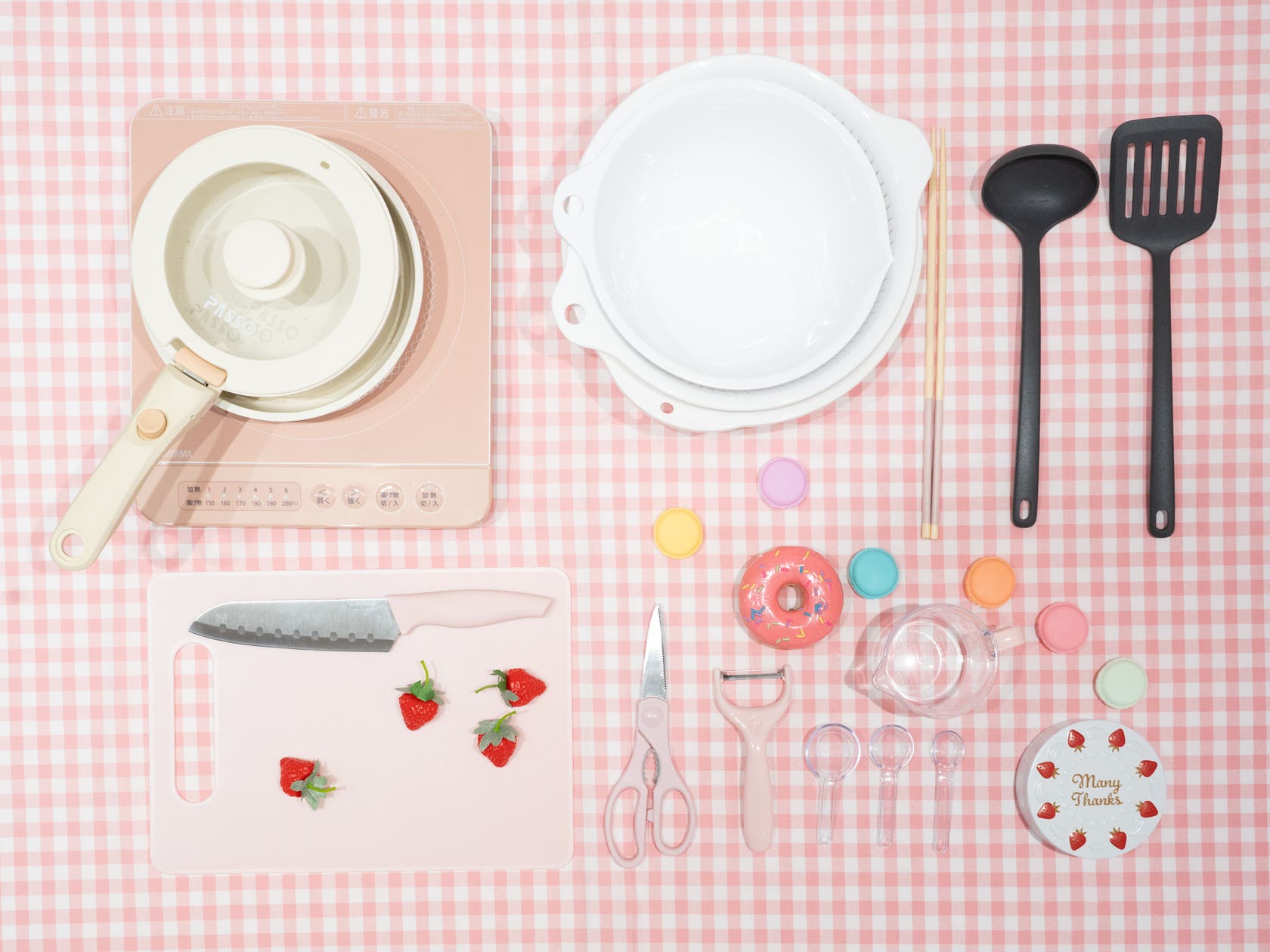キッチングッズ一式【10点セット】／① IHヒーター ②お鍋(小)✕1 ③フライパン(小)✕1 ④まな板✕1/包丁x1 ⑤フライ返しx1/おたまx1 ⑥菜箸✕2/トングx1 ⑦ボウル(大)✕1/(小)✕1 ⑧キッチンばさみx1 ⑨ざるx1 ⑩計重カップx1の画像1