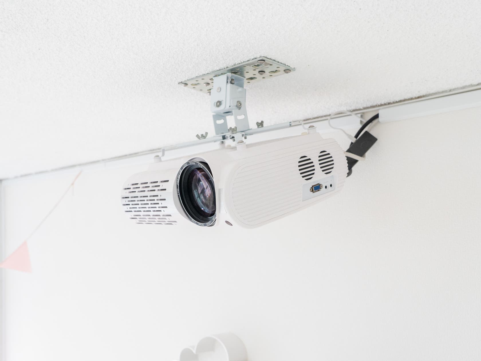 プロジェクター＋FIre TV Stick ※ 夕方以降の時間でのご利用が画面をご覧いただき易いのでおすすめです🎥の画像1