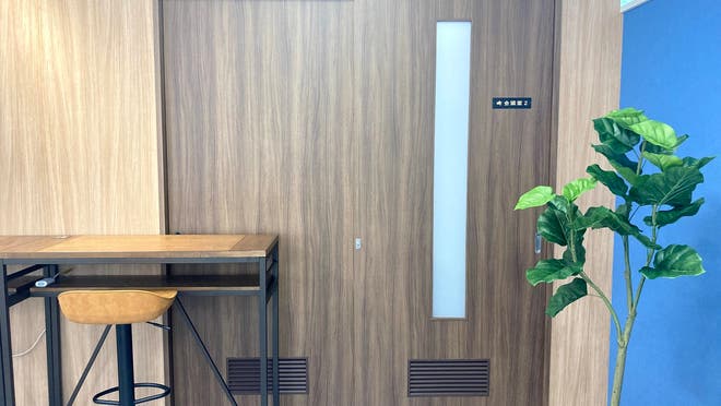 <Q-Works FUKUMA 会議室2(最大2名室)>JR福間駅直結のシェアオフィス✨完全個室🚪Wi-Fi📶モニター🖥️の写真3