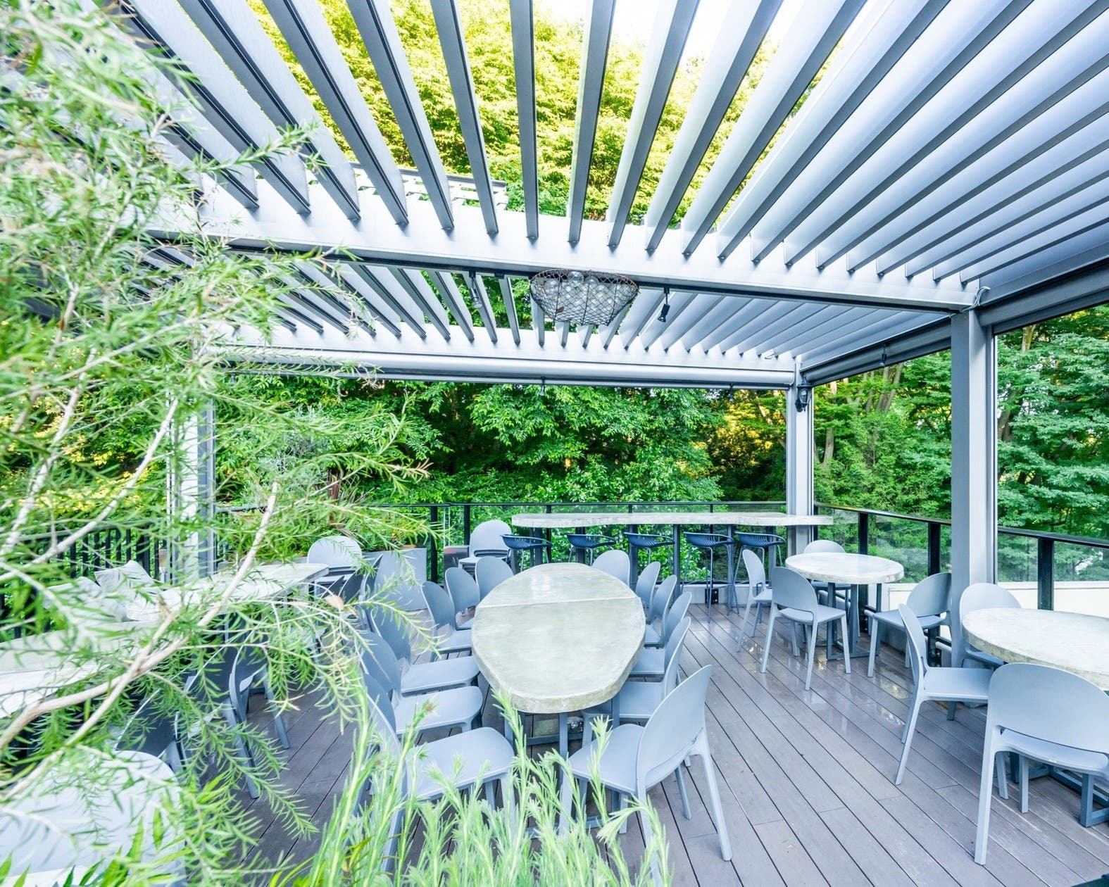 吉祥寺駅から徒歩4分、吉祥寺 井の頭公園テラス付きレストランです。 四季の移ろいを感じられる開放的で洗練されたデザイン空間の写真1