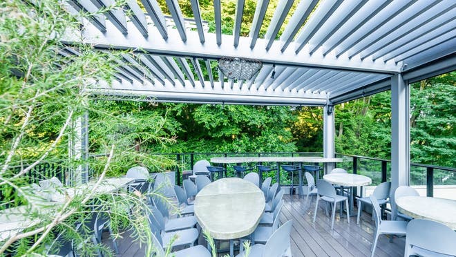 吉祥寺駅から徒歩4分、吉祥寺 井の頭公園テラス付きレストランです。 四季の移ろいを感じられる開放的で洗練されたデザイン空間の写真1