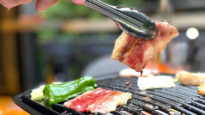 吉祥寺駅から徒歩4分、吉祥寺 井の頭公園テラス付きレストランです。 四季の移ろいを感じられる開放的で洗練されたデザイン空間の写真3