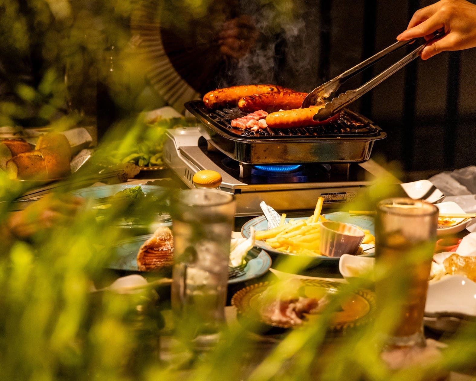 吉祥寺駅から徒歩4分、吉祥寺 井の頭公園テラス付きレストランです。 四季の移ろいを感じられる開放的で洗練されたデザイン空間の写真4