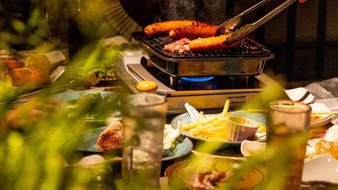 吉祥寺駅から徒歩4分、吉祥寺 井の頭公園テラス付きレストランです。 四季の移ろいを感じられる開放的で洗練されたデザイン空間の写真4