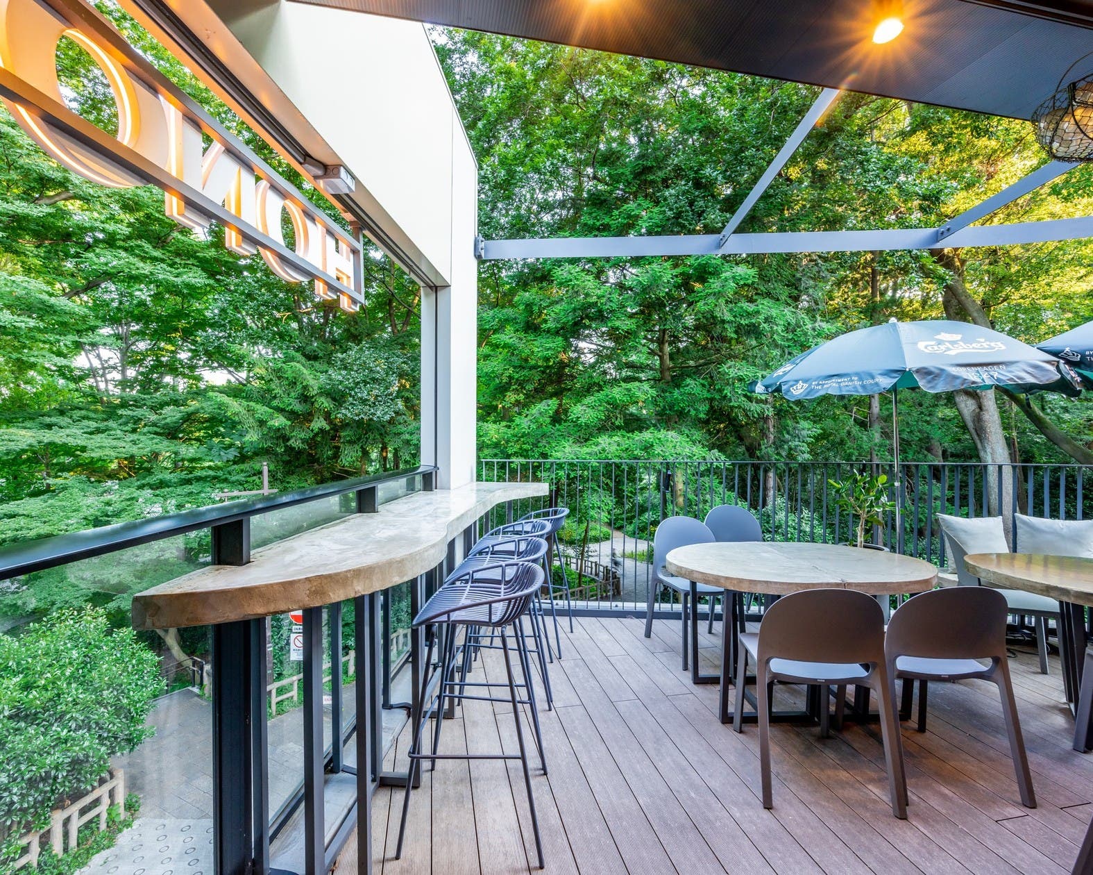 吉祥寺駅から徒歩4分、吉祥寺 井の頭公園テラス付きレストランです。 四季の移ろいを感じられる開放的で洗練されたデザイン空間の写真5