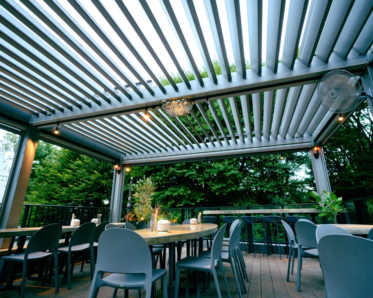 吉祥寺駅から徒歩4分、吉祥寺 井の頭公園テラス付きレストランです。 四季の移ろいを感じられる開放的で洗練されたデザイン空間の写真6