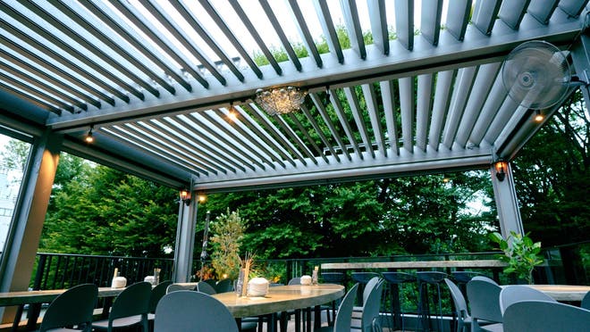 吉祥寺駅から徒歩4分、吉祥寺 井の頭公園テラス付きレストランです。 四季の移ろいを感じられる開放的で洗練されたデザイン空間の写真6