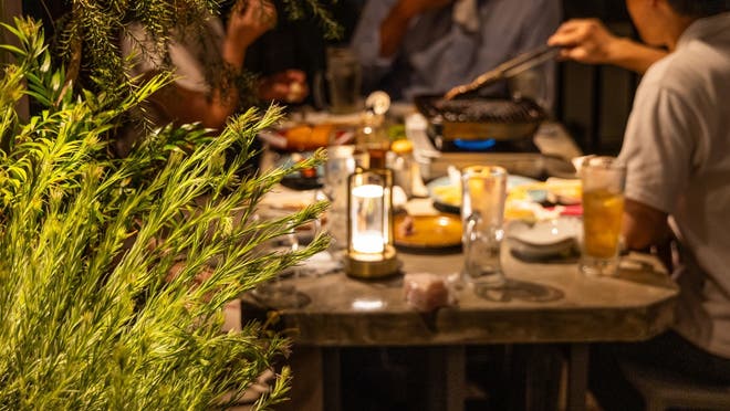 吉祥寺駅から徒歩4分、吉祥寺 井の頭公園テラス付きレストランです。 四季の移ろいを感じられる開放的で洗練されたデザイン空間の写真8