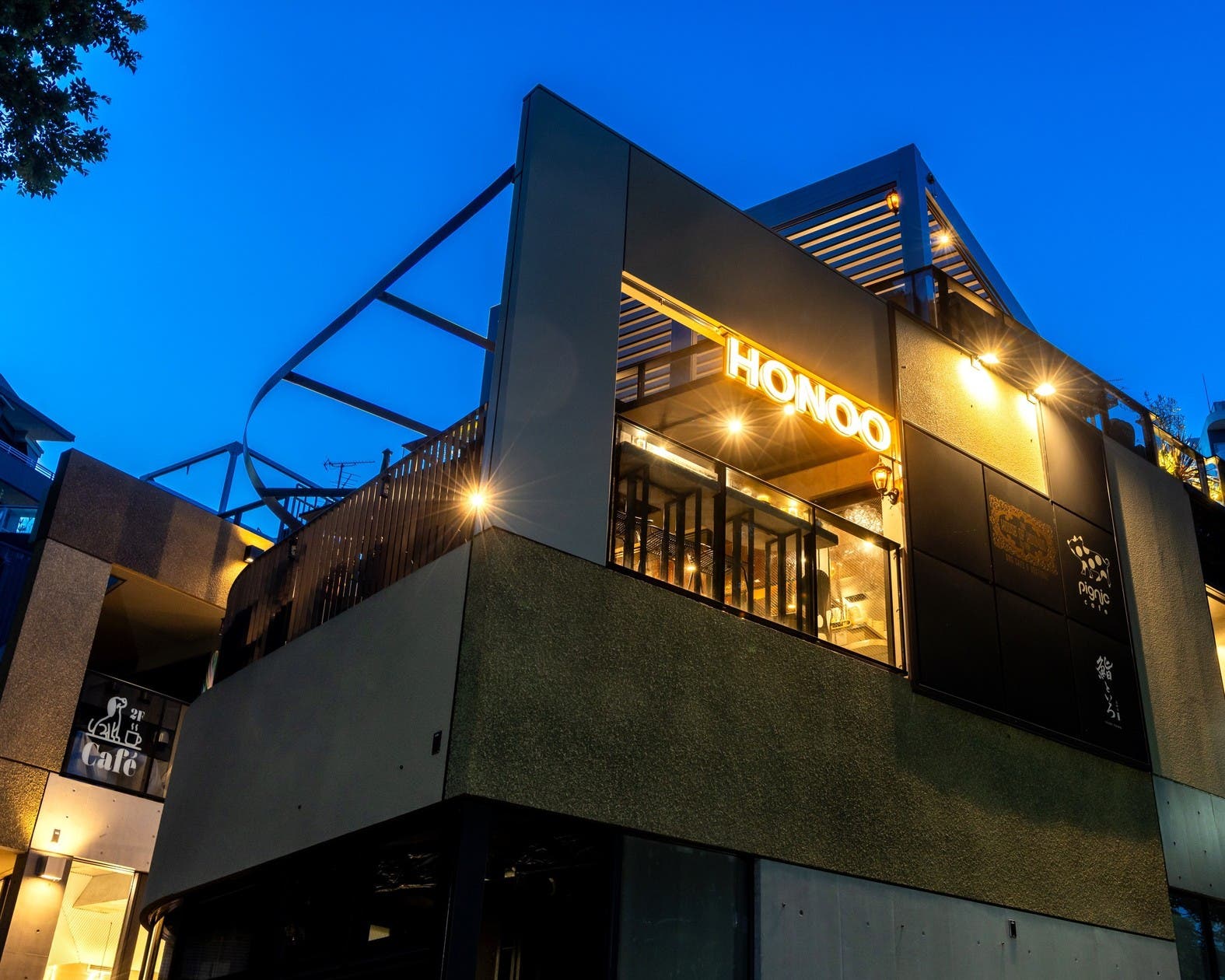 吉祥寺駅から徒歩4分、吉祥寺 井の頭公園テラス付きレストランです。 四季の移ろいを感じられる開放的で洗練されたデザイン空間の写真10