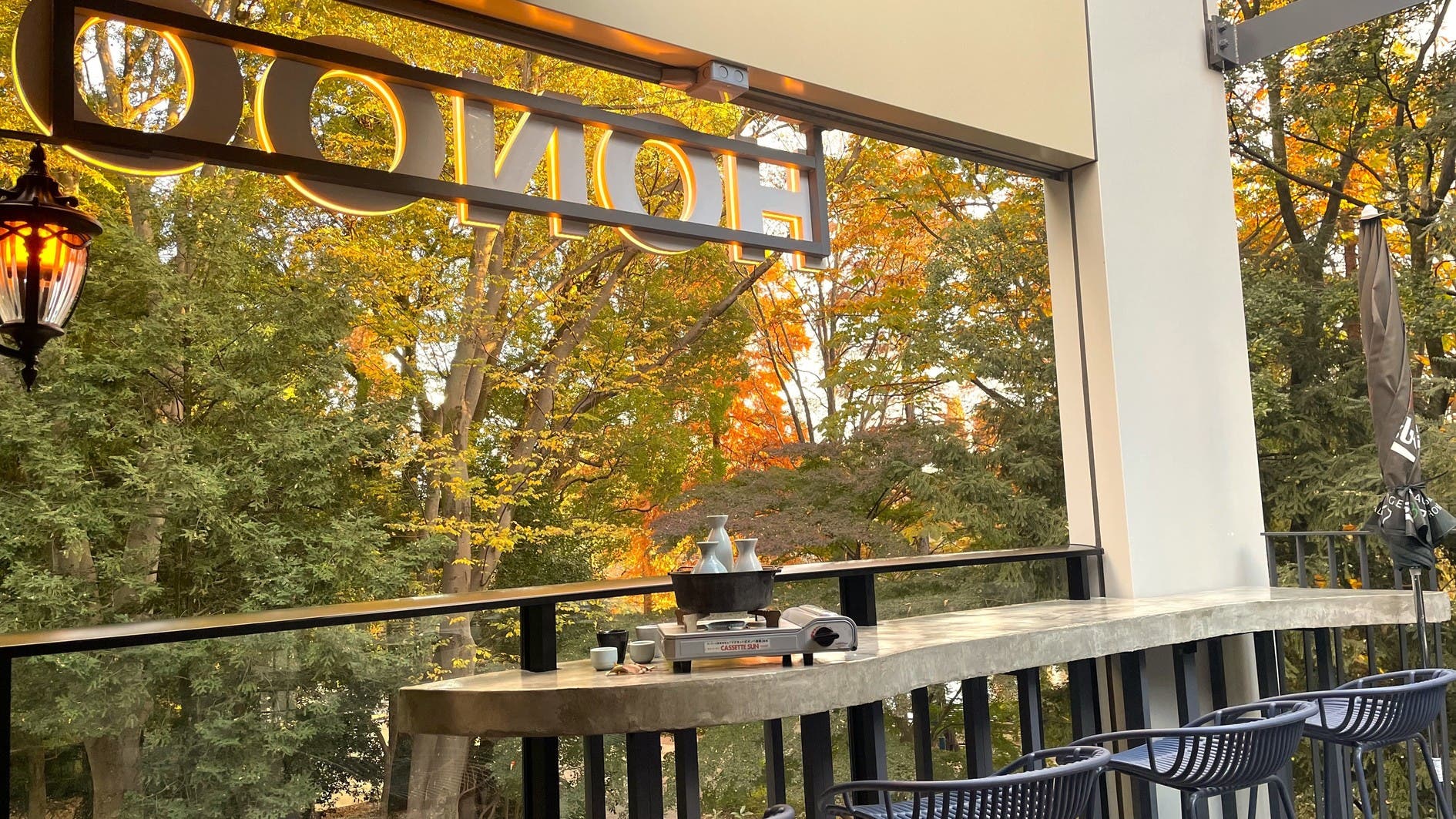 吉祥寺駅から徒歩4分、吉祥寺 井の頭公園テラス付きレストランです。 四季の移ろいを感じられる開放的で洗練されたデザイン空間の写真12