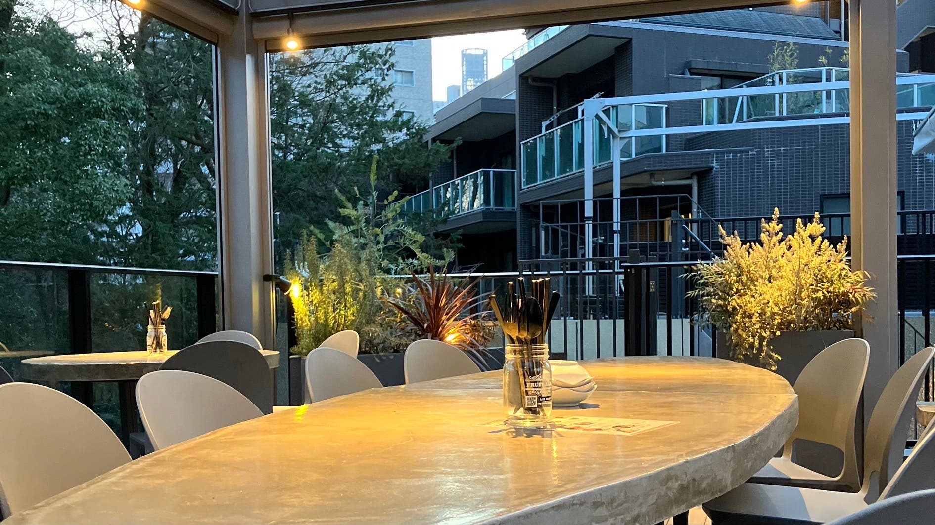 吉祥寺駅から徒歩4分、吉祥寺 井の頭公園テラス付きレストランです。 四季の移ろいを感じられる開放的で洗練されたデザイン空間の写真13