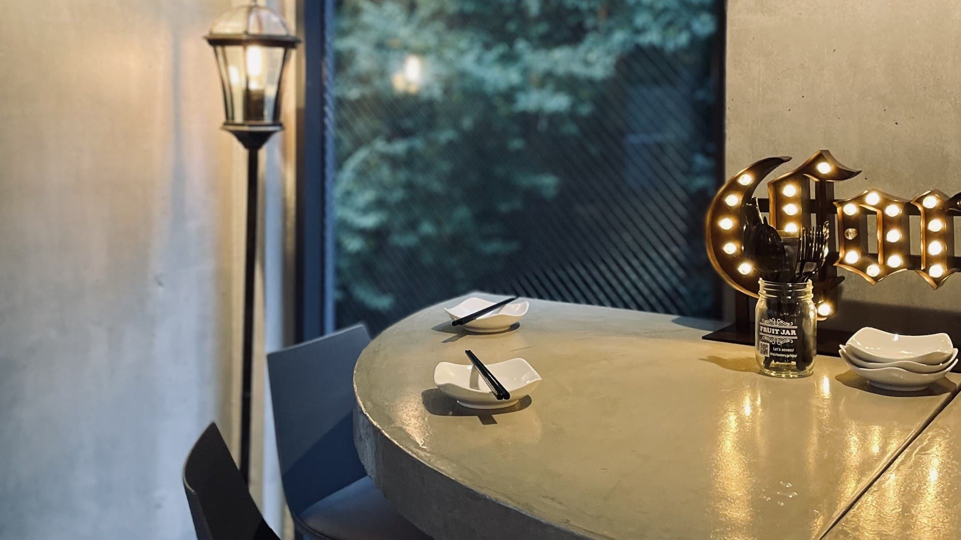 吉祥寺駅から徒歩4分、吉祥寺 井の頭公園テラス付きレストランです。 四季の移ろいを感じられる開放的で洗練されたデザイン空間の写真15