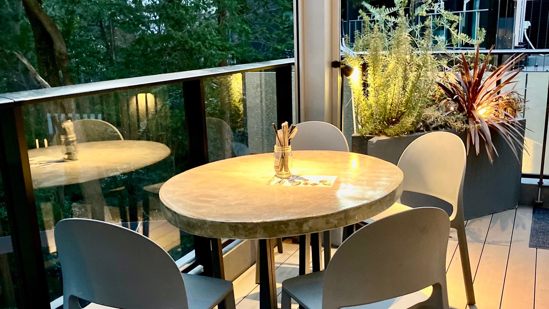 吉祥寺駅から徒歩4分、吉祥寺 井の頭公園テラス付きレストランです。 四季の移ろいを感じられる開放的で洗練されたデザイン空間の写真16