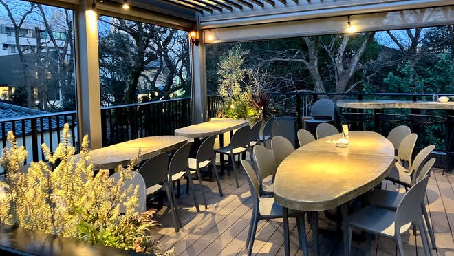 吉祥寺駅から徒歩4分、吉祥寺 井の頭公園テラス付きレストランです。 四季の移ろいを感じられる開放的で洗練されたデザイン空間の写真17