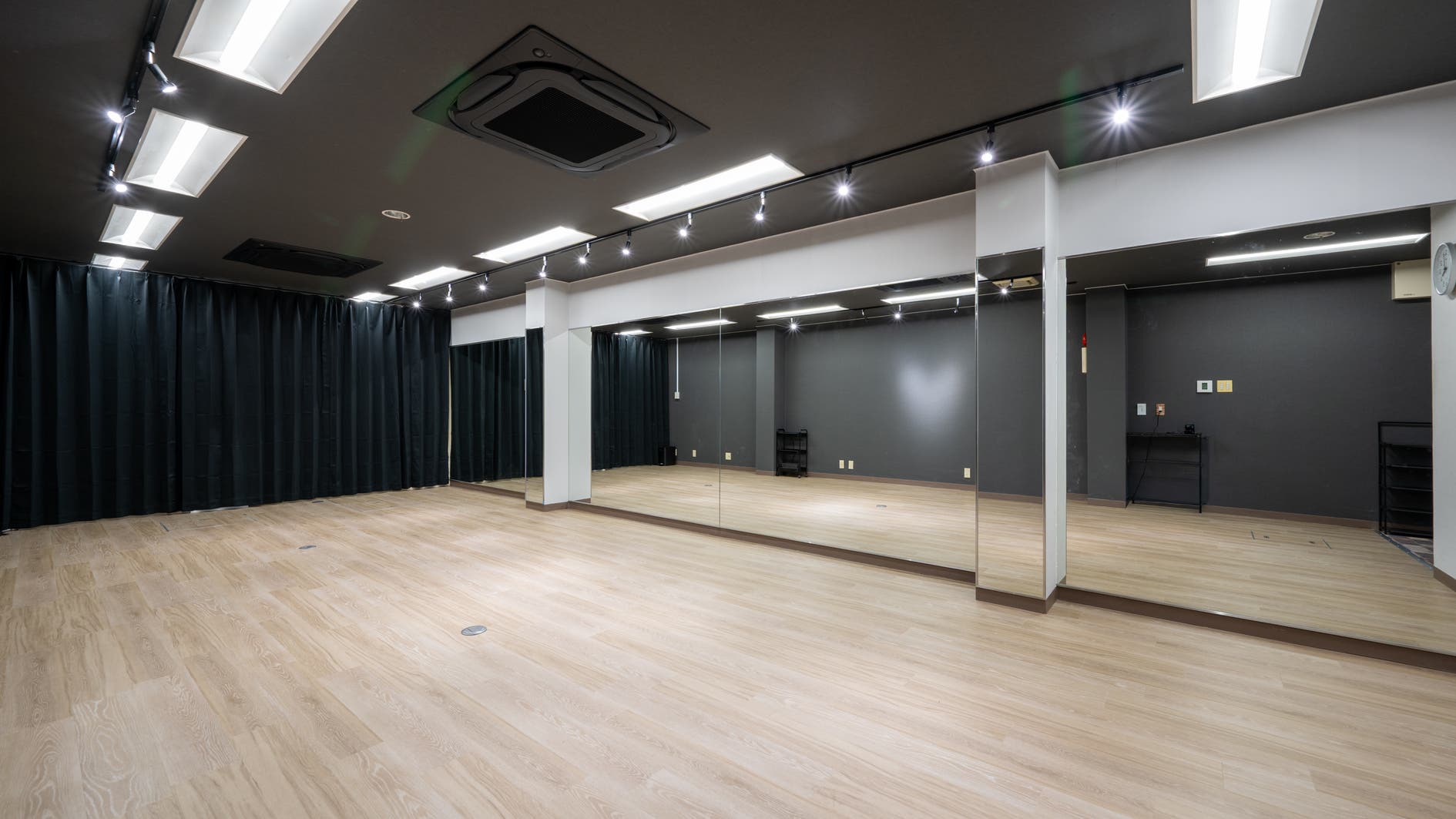 ㊗オープン価格【二条駅から徒歩５分】ダンス・ヨガ・撮影などに最適！！47㎡/幅900㎝×高さ180cmの大型鏡/最大16名の写真21