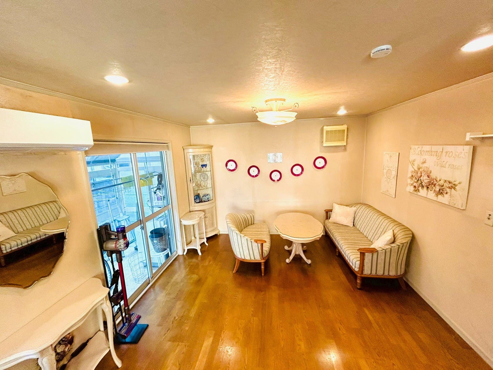 落ち着いた雰囲気の一軒家スペースです。ご友人様との集まりや語らいを、ゆったりとした気持ちでお過ごしいただけます。の写真1