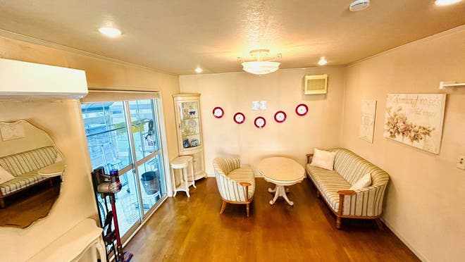 落ち着いた雰囲気の一軒家スペースです。ご友人様との集まりや語らいを、ゆったりとした気持ちでお過ごしいただけます。の写真1