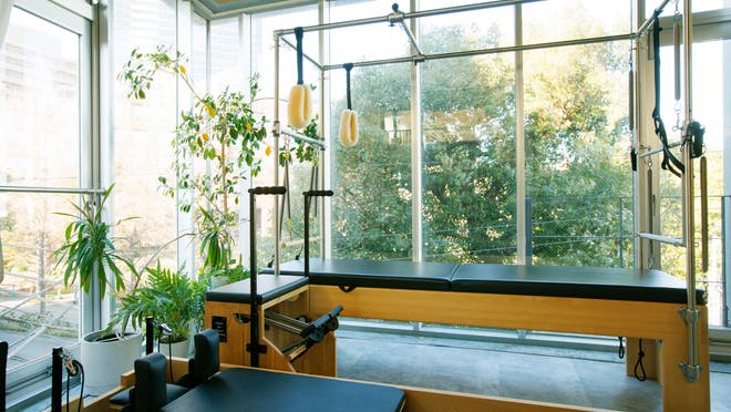 恵比寿駅から徒歩10分以内。目の前に緑が広がる都会のオアシスピラティススタジオの写真2