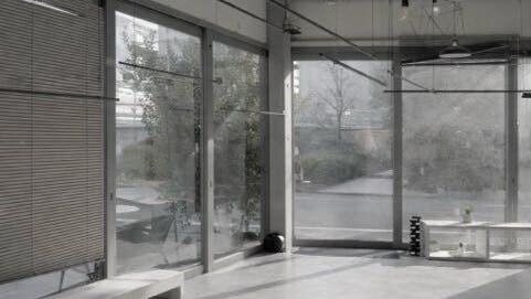 【下北沢駅5分】無料什器も充実の簡単ポップアップ!自然光で明るい路面スペース/1日料金で12時間使用の写真1