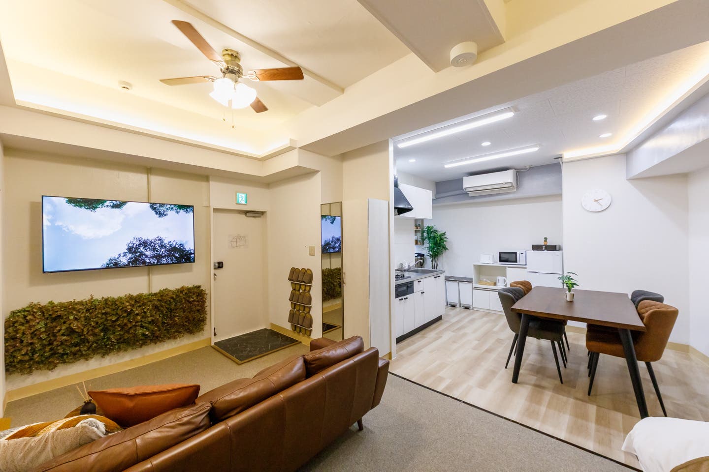 【浅草駅徒歩3分】最大10名👫観光🍡女子会👯‍♀️パーティ🎉撮影📸会議💻モダン空間2Fの写真1