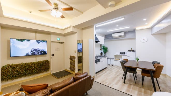 【浅草駅徒歩3分】最大10名👫観光🍡女子会👯♀️パーティ🎉撮影📸会議💻モダン空間2Fの写真1