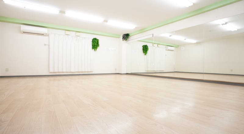 新宿三丁目駅2分新宿付近(Studio LEAF新宿C)大型鏡4.5m広々30㎡スタジオでダンス・ヨガ・コスプレ・撮影演劇に最適