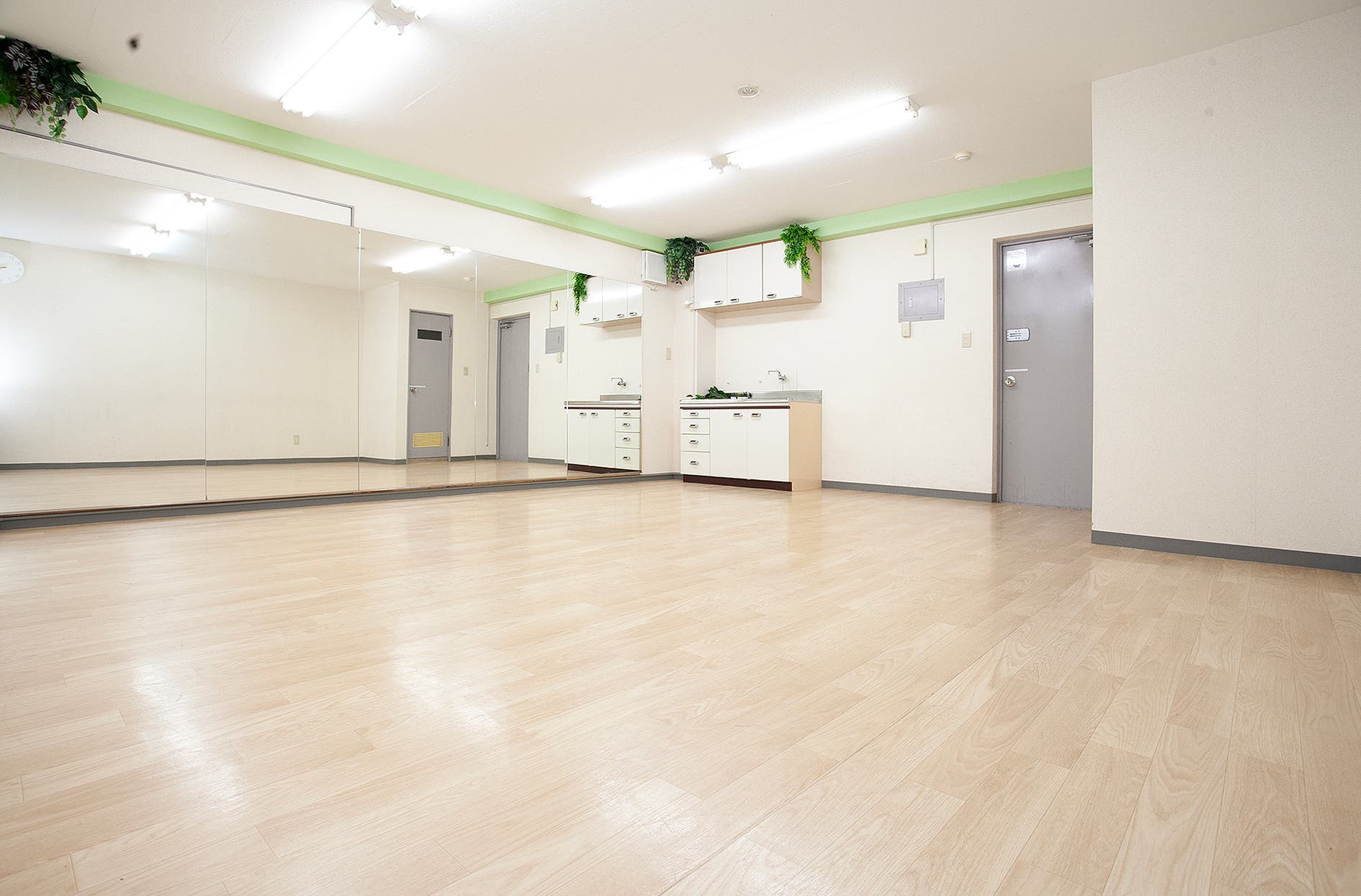 【新宿三丁目駅2分、新宿付近】(C)大型鏡計4.5m／広々30㎡スタジオでダンス・ヨガ・コスプレ・撮影・演劇におすすめ☆の写真2