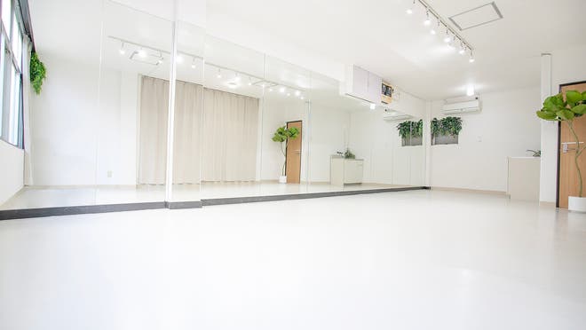 【新宿三丁目駅2分、新宿付近】(2)大型鏡計7.8m/広々30㎡スタジオでダンス・ヨガ・コスプレ・撮影・演劇におすすめ☆の写真1