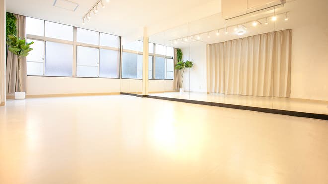 【新宿三丁目駅2分、新宿付近】(2)大型鏡計7.8m/広々30㎡スタジオでダンス・ヨガ・コスプレ・撮影・演劇におすすめ☆の写真2