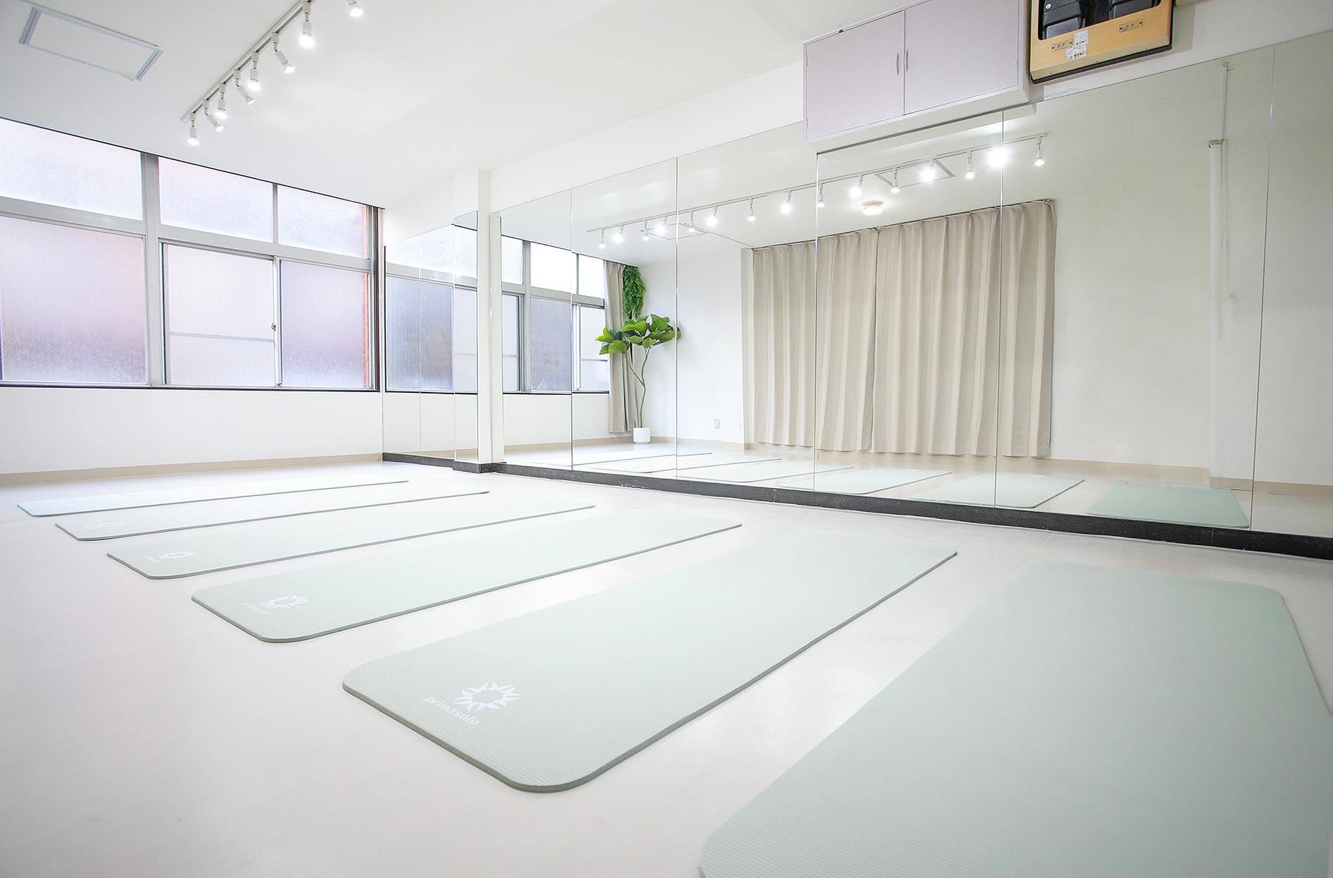 【新宿三丁目駅2分、新宿付近】(2)大型鏡計7.8m／広々30㎡スタジオでダンス・ヨガ・コスプレ・撮影・演劇におすすめ☆の写真3