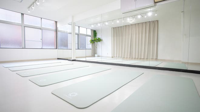 【新宿三丁目駅2分、新宿付近】(2)大型鏡計7.8m/広々30㎡スタジオでダンス・ヨガ・コスプレ・撮影・演劇におすすめ☆の写真3