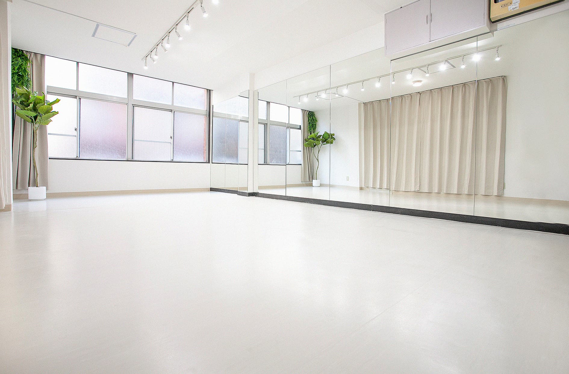 【新宿三丁目駅2分、新宿付近】(2)大型鏡計7.8m／広々30㎡スタジオでダンス・ヨガ・コスプレ・撮影・演劇におすすめ☆の写真4