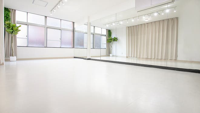 【新宿三丁目駅2分、新宿付近】(2)大型鏡計7.8m/広々30㎡スタジオでダンス・ヨガ・コスプレ・撮影・演劇におすすめ☆の写真4